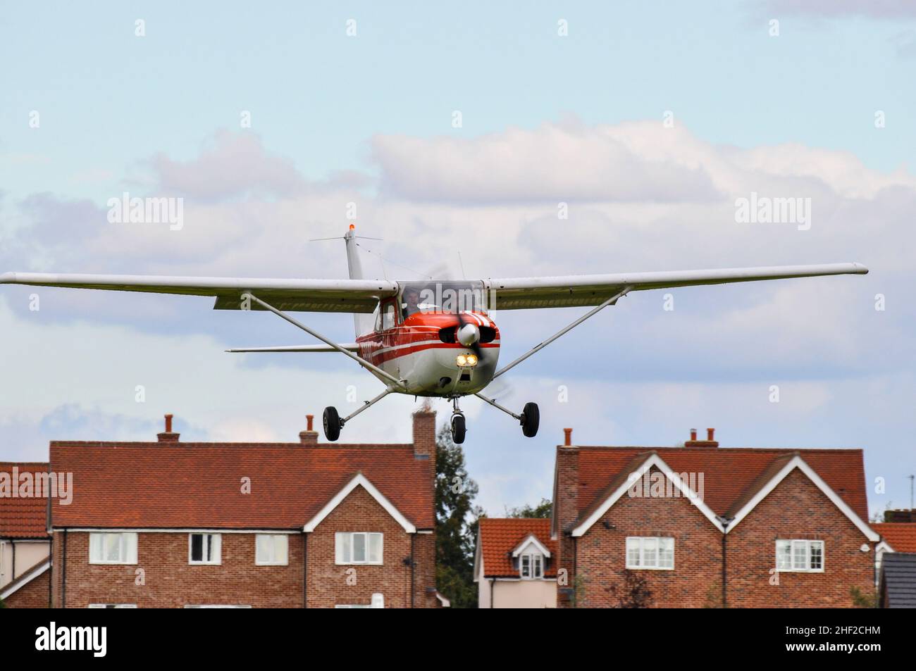 Cessna 172 skyhawk landing hi-res stock photography and images - Alamy