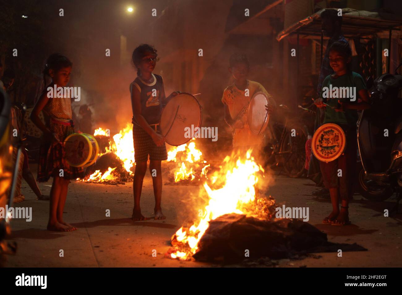 Chennai, Tamil Nadu, India. 13th Jan, 2022. Children play the drums ...