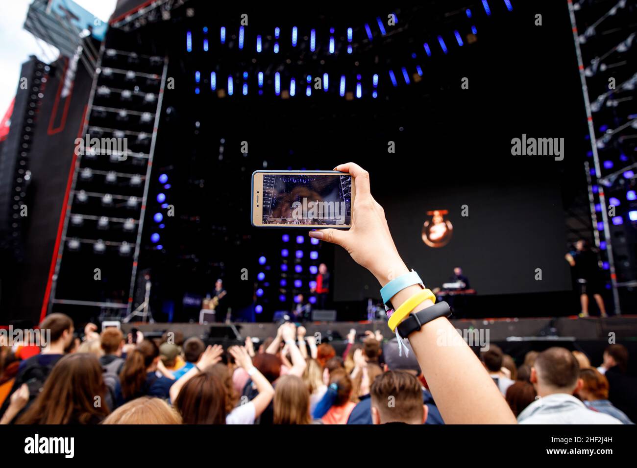 Filming concert on mobile hi-res stock photography and images - Alamy