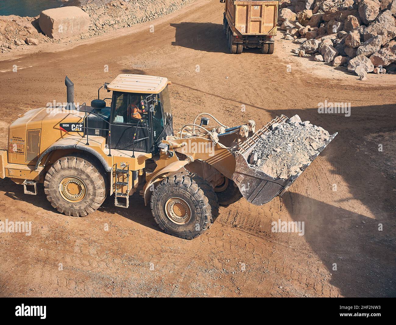 Wheel loader moves soil at construction site Stock Photo - Alamy