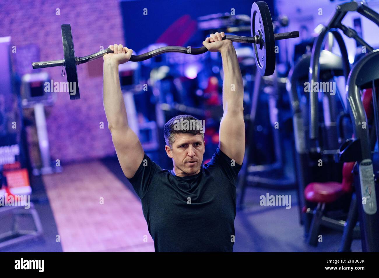 Rattelsdorf, Germany. 13th Jan, 2022. Sam Oakes trains "overhead lunges ...