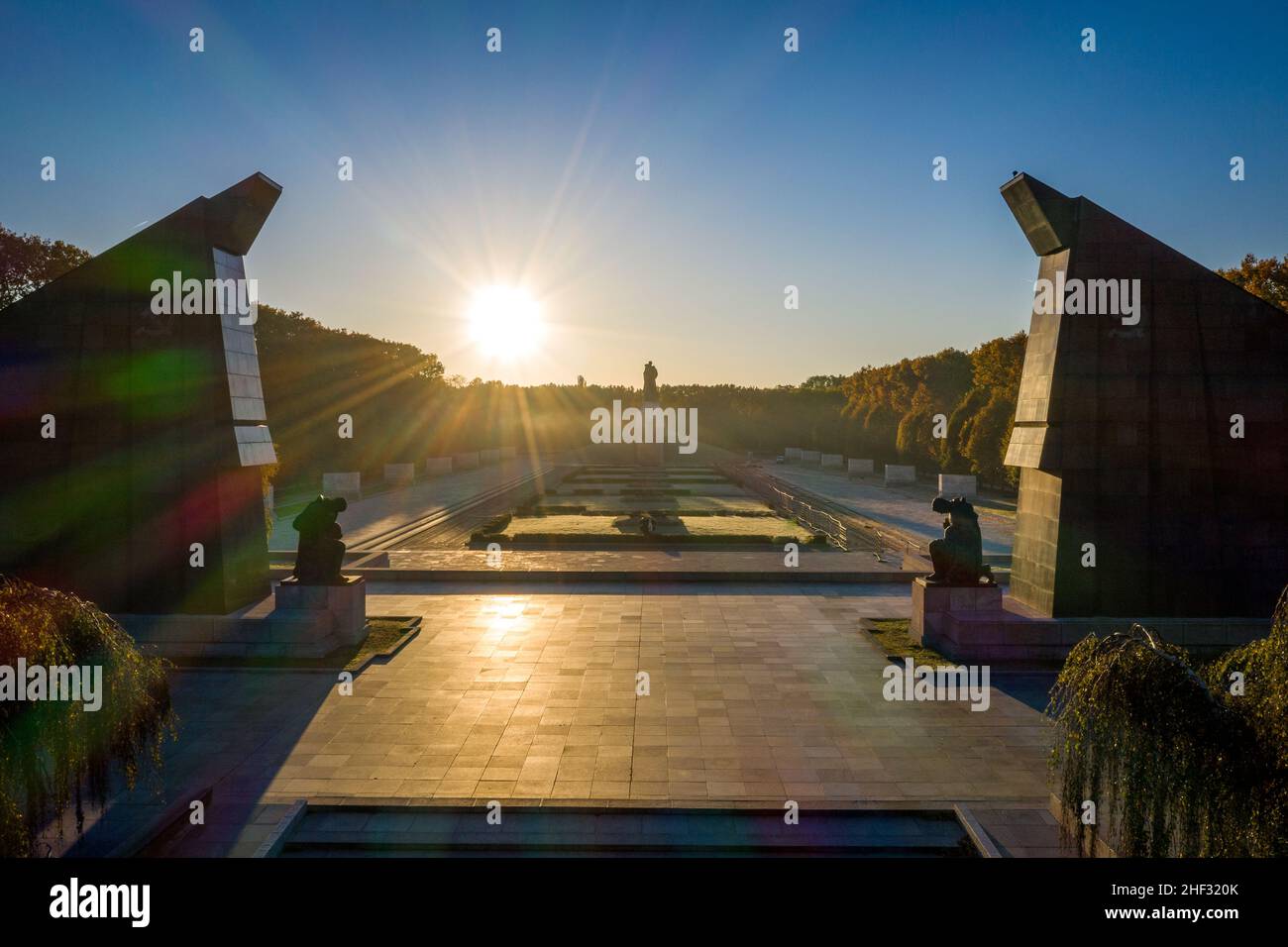 sunrise over soviet war monument in berlin treptower park Stock Photo ...
