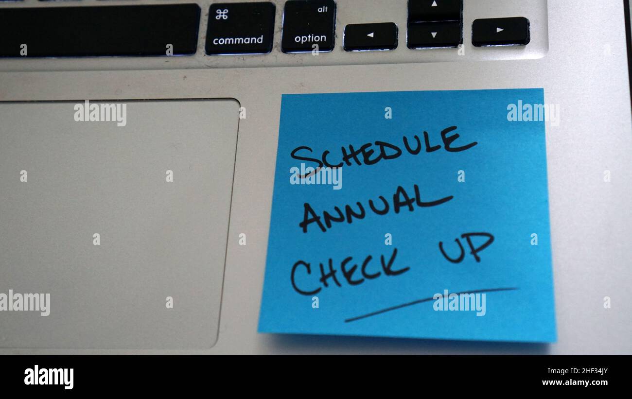 Sticky note reminder to schedule annual checkup Stock Photo - Alamy