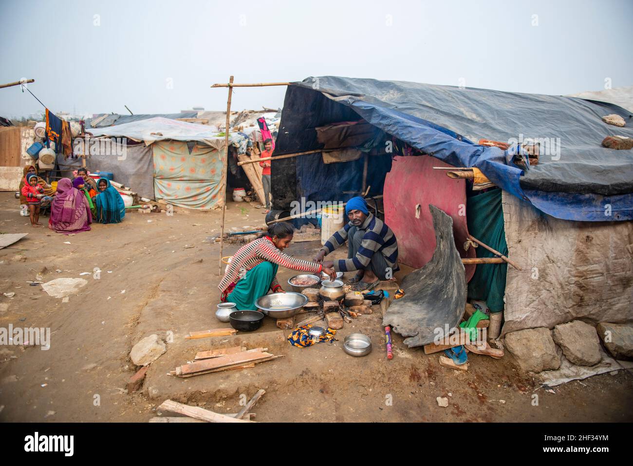 India slum cooking hi-res stock photography and images - Alamy