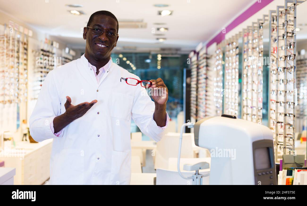 African-American optometrist offering glasses Stock Photo - Alamy