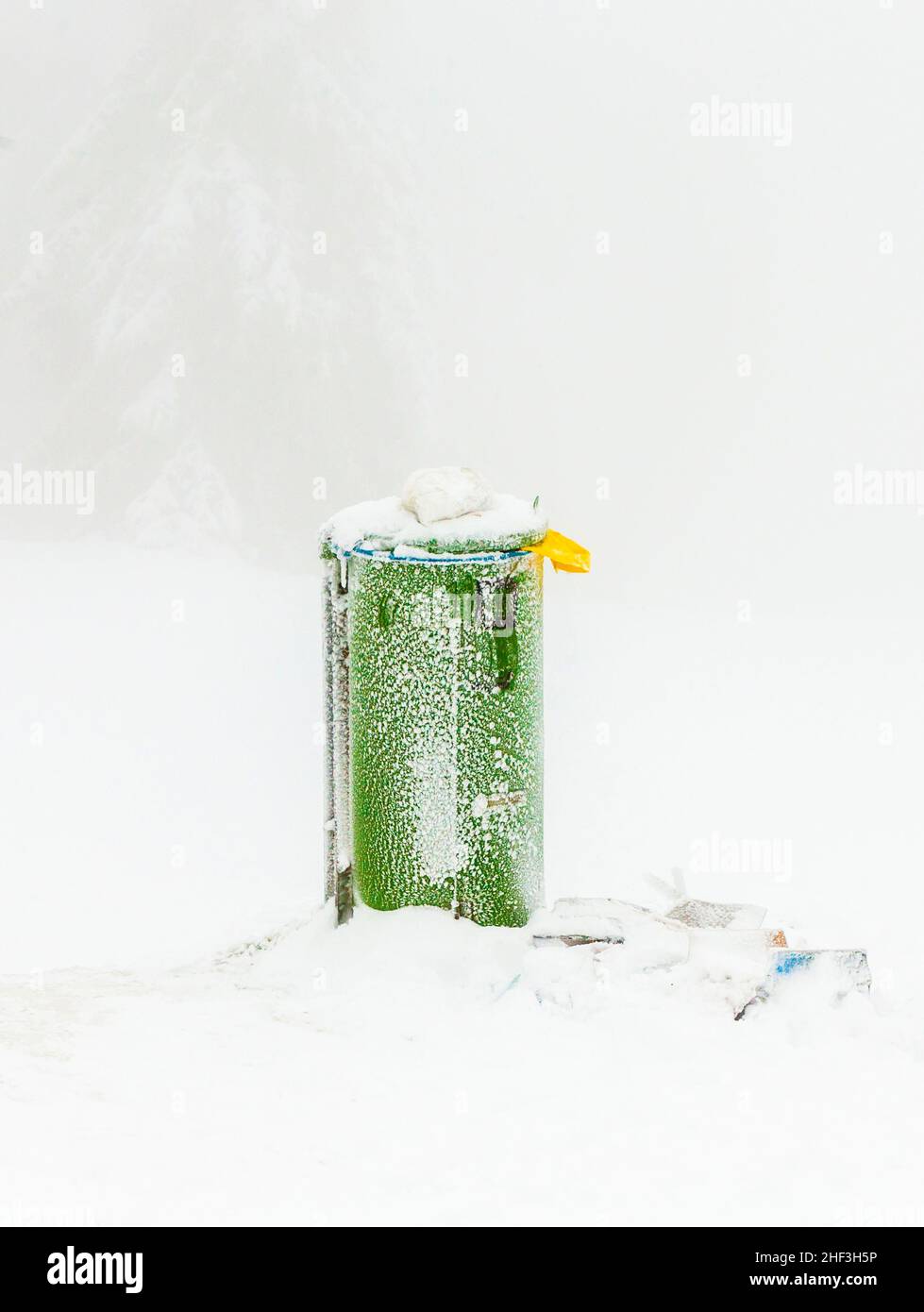 Ice and snow and garbage hi-res stock photography and images - Alamy