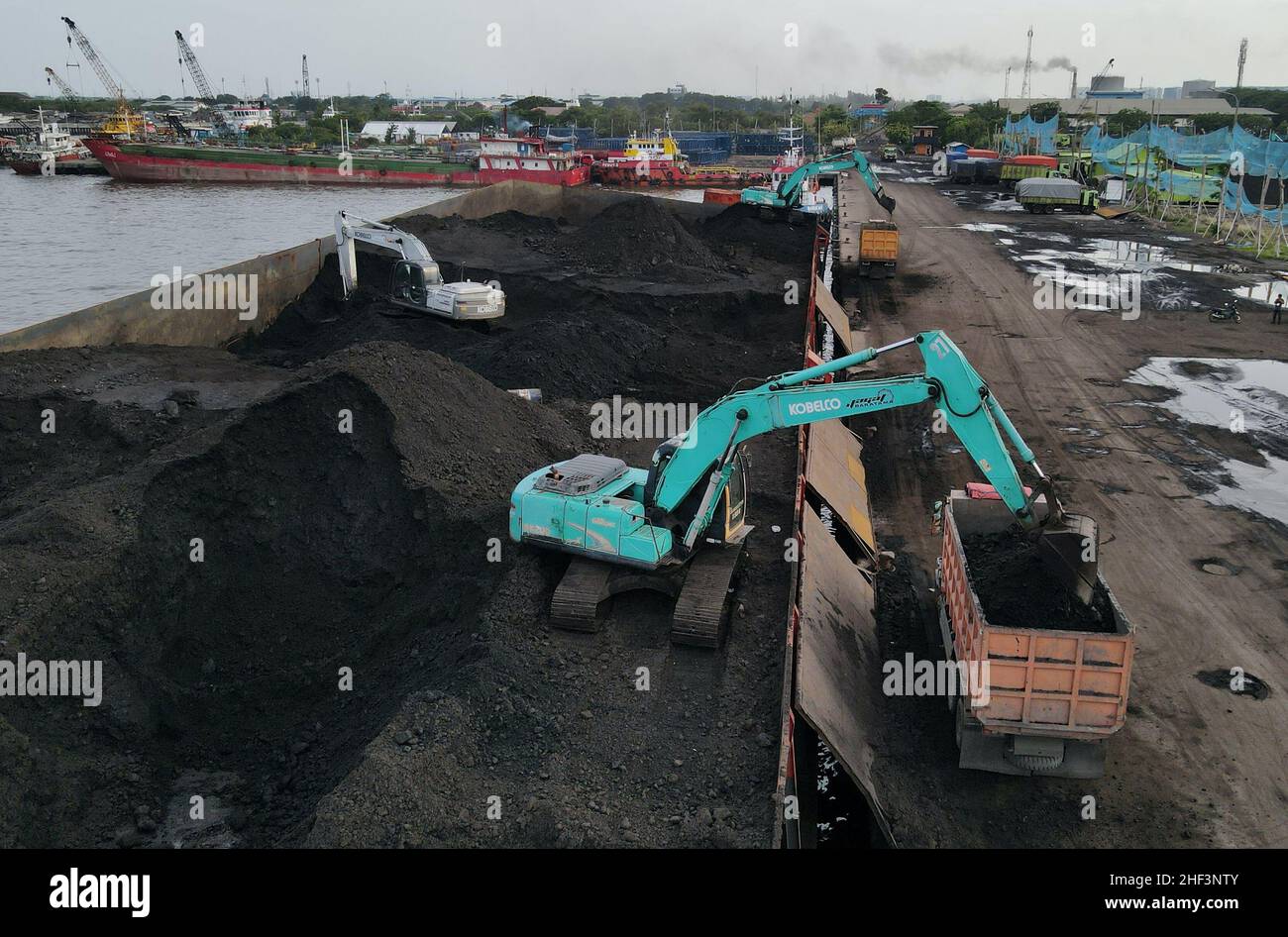 Transport coal barges hi-res stock photography and images - Alamy