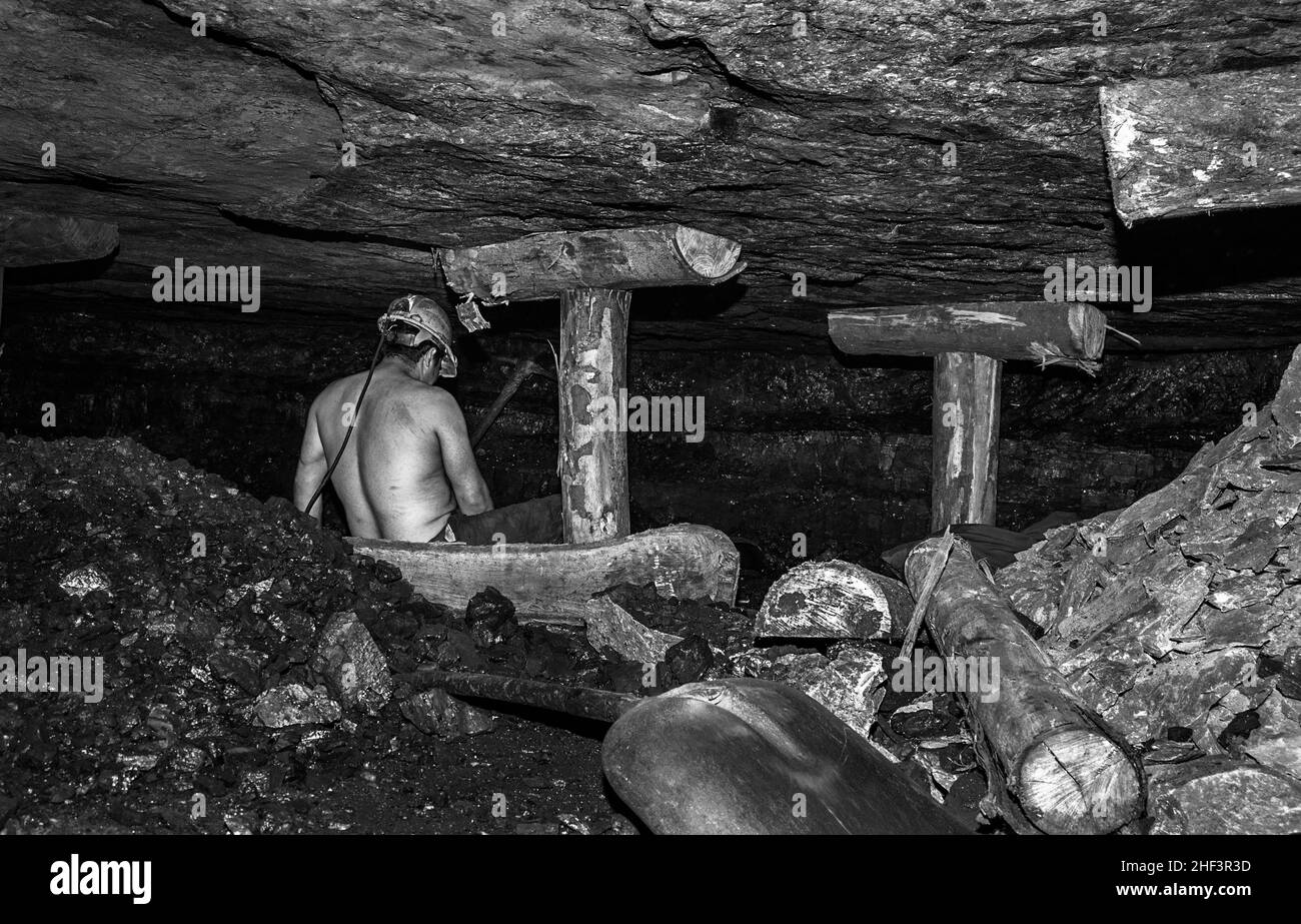 Miners at work underground hi-res stock photography and images - Alamy