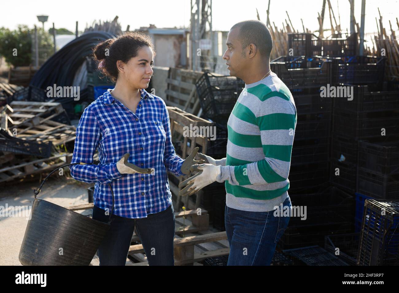 Neighbors talking backyard hi-res stock photography and images - Alamy