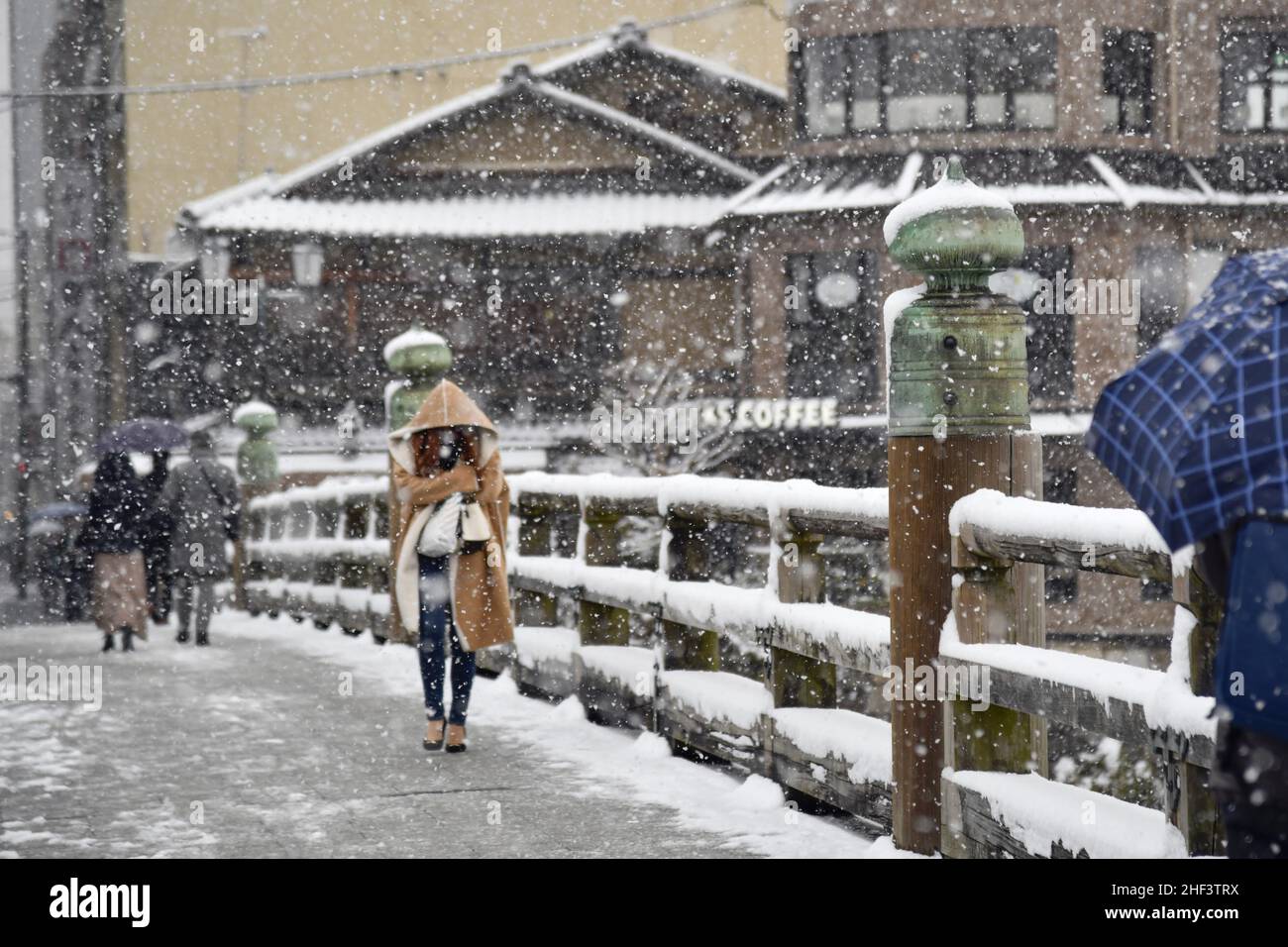 Photo shows a snow-covered Sanjo Ohashi bridge in Kyoto on Jan. 14 ...