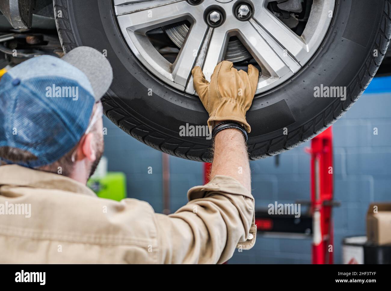 Replacing a car wheel hi-res stock photography and images - Alamy