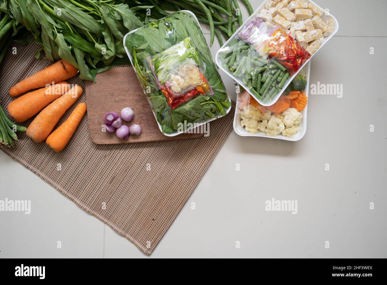 Using plastic food wrappers to wrap and store vegetables Stock Photo ...