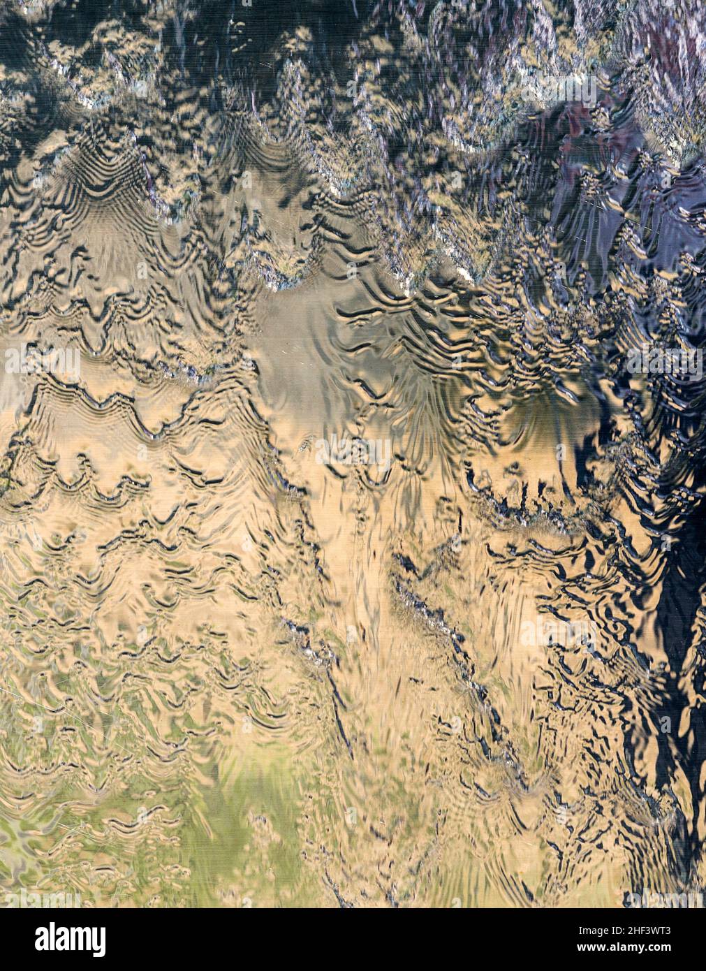 beautiful pattern of flowing water at a metal wall Stock Photo - Alamy