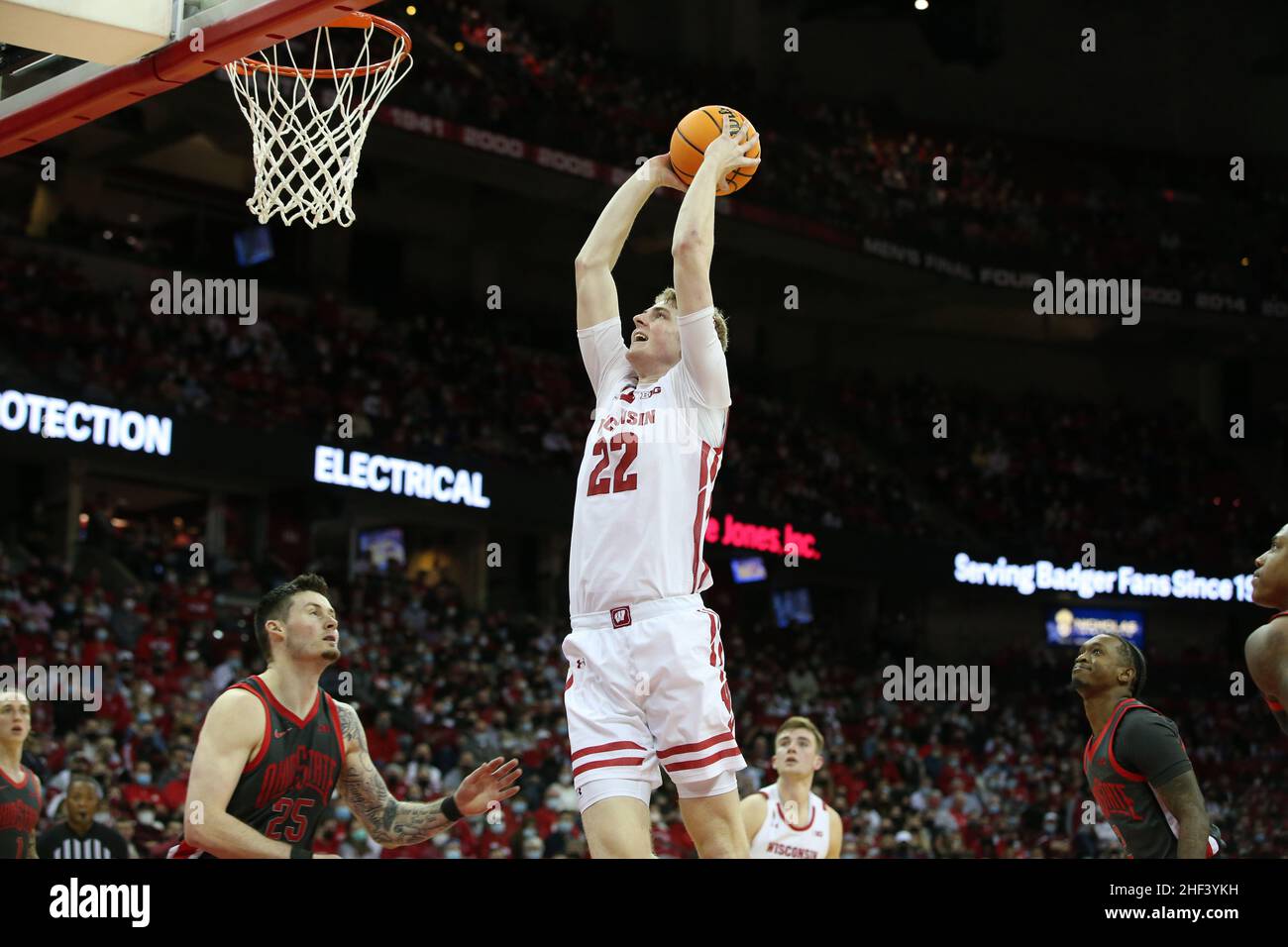 January 13, 2022: Wisconsin Badgers forward Steven Crowl (22) goes in ...