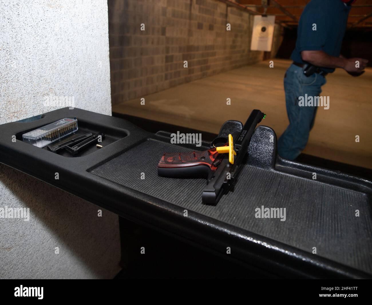 Indoor shooting range hi-res stock photography and images - Alamy