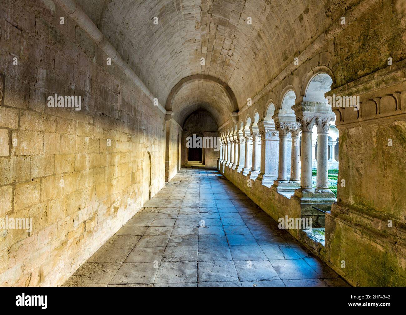 archway in the cloister of Senanque abbey Stock Photo - Alamy