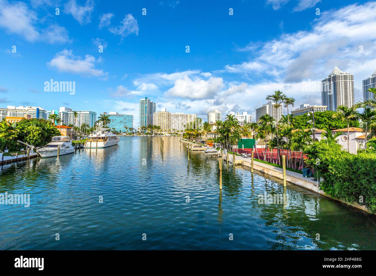 luxury houses at the canal in Miami Beach with boats Stock Photo - Alamy