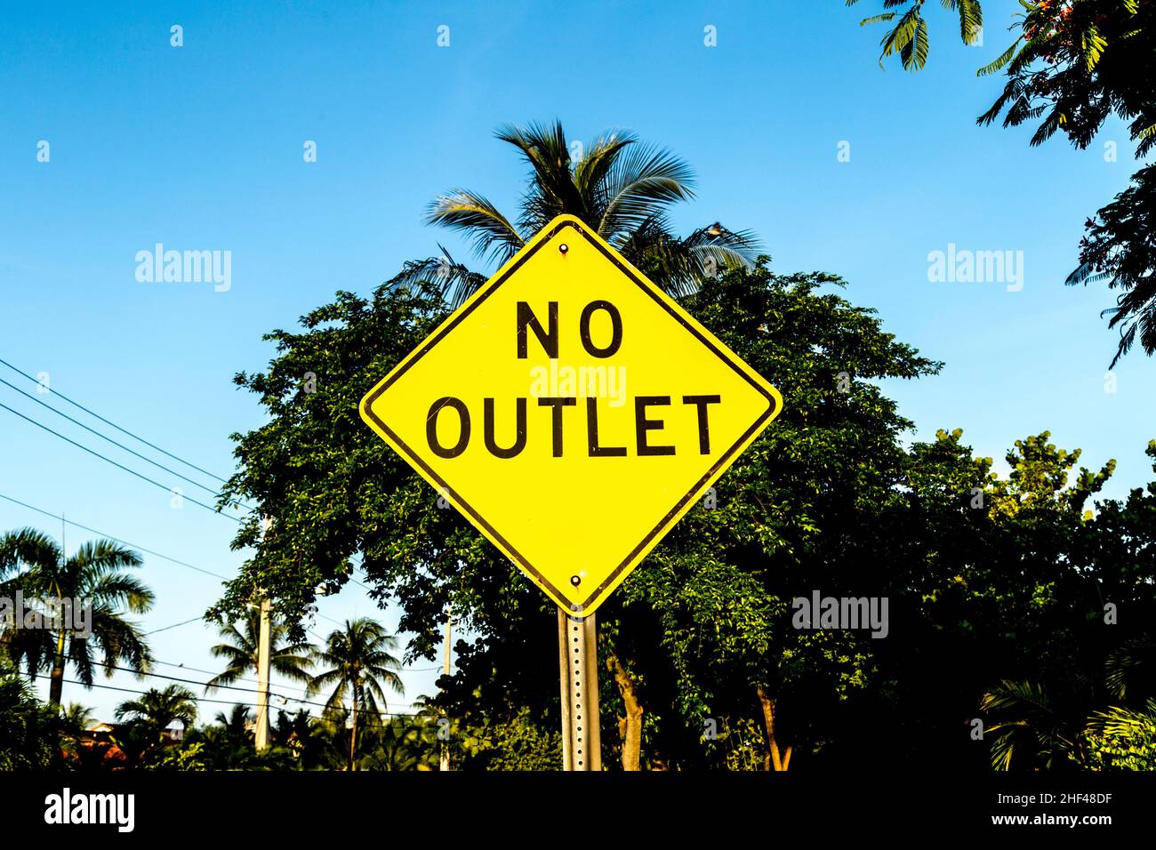 no outlet sign in yellow at the street Stock Photo - Alamy
