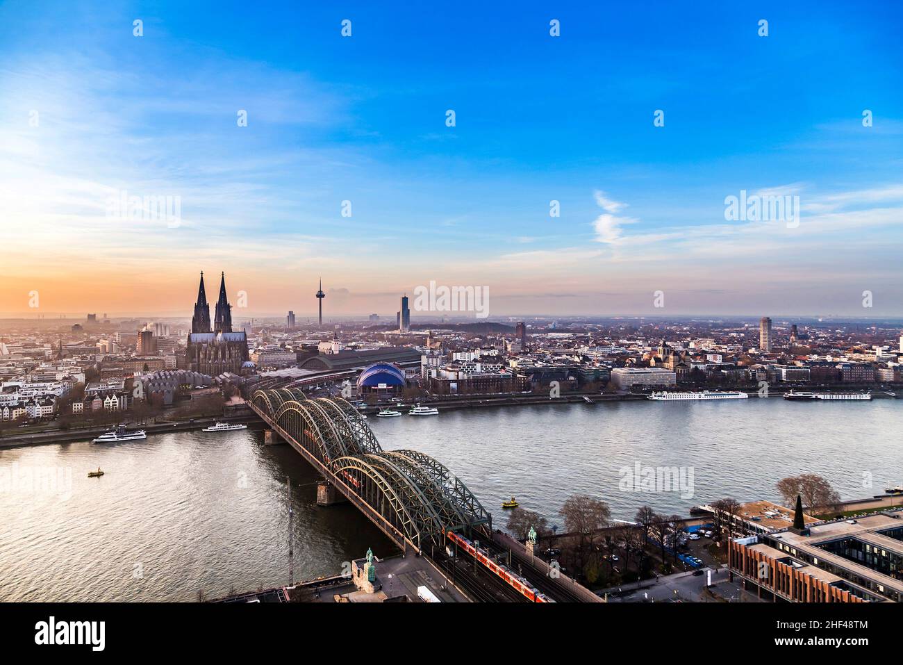 Cologne germany snow hi-res stock photography and images - Alamy