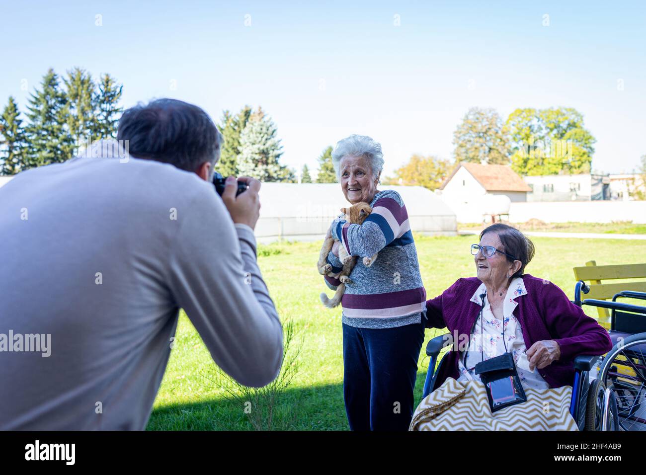 Group of elderly people diversity hi-res stock photography and images ...