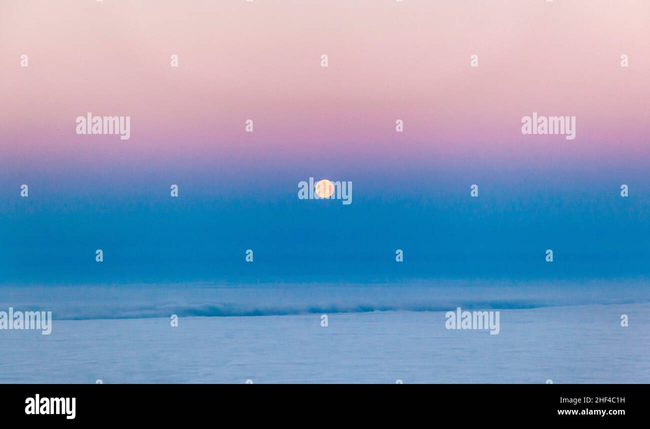 Soft yellow moon hi-res stock photography and images - Alamy