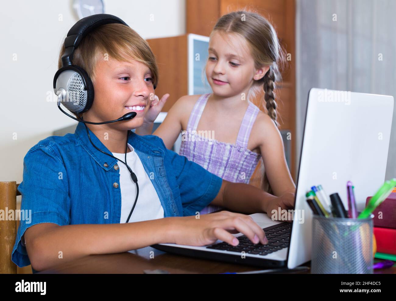 Children playing online on laptop Stock Photo - Alamy