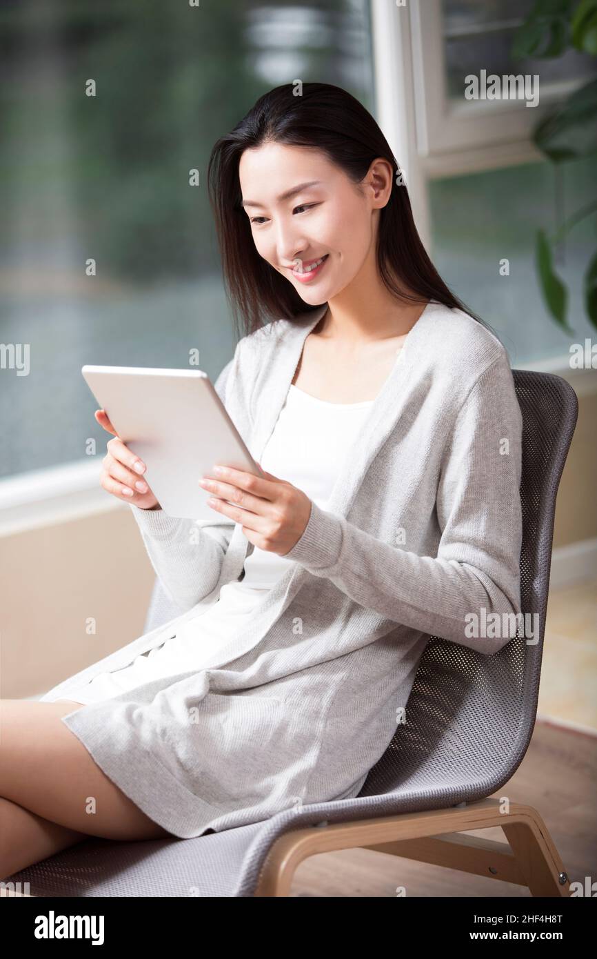 Woman typing computer back view hi-res stock photography and images - Alamy