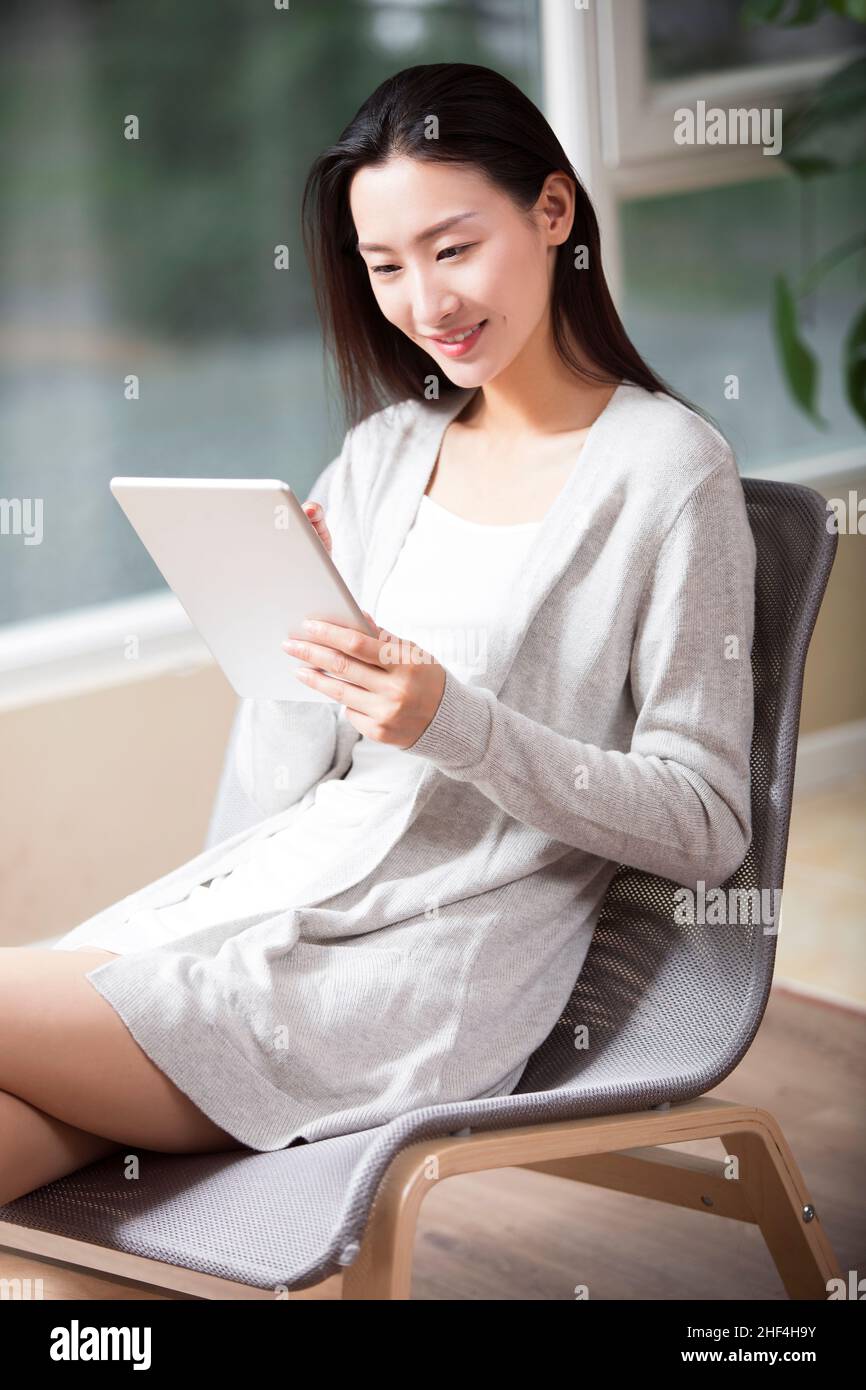 Woman typing computer back view hi-res stock photography and images - Alamy