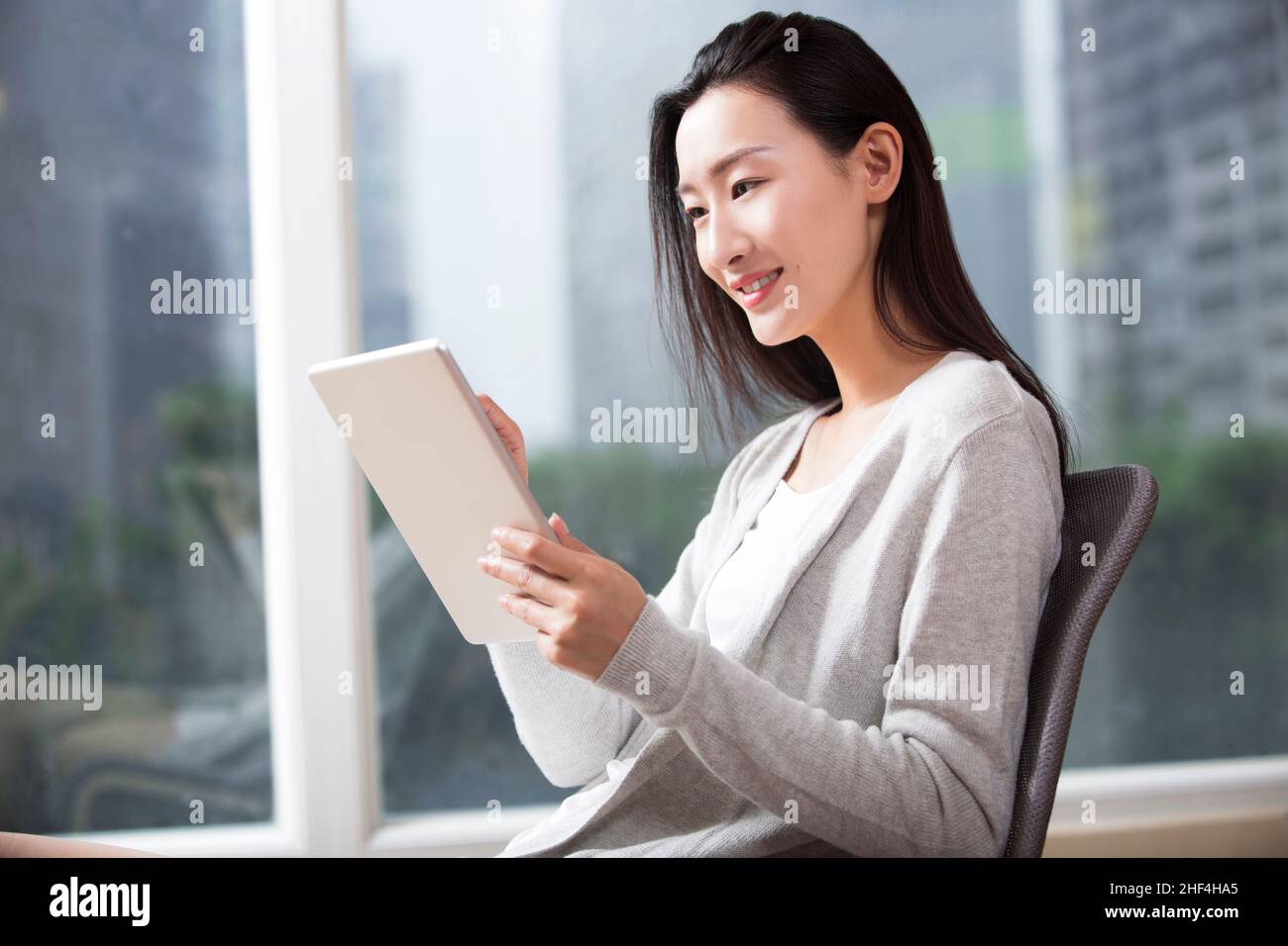 Woman typing computer back view hi-res stock photography and images - Alamy