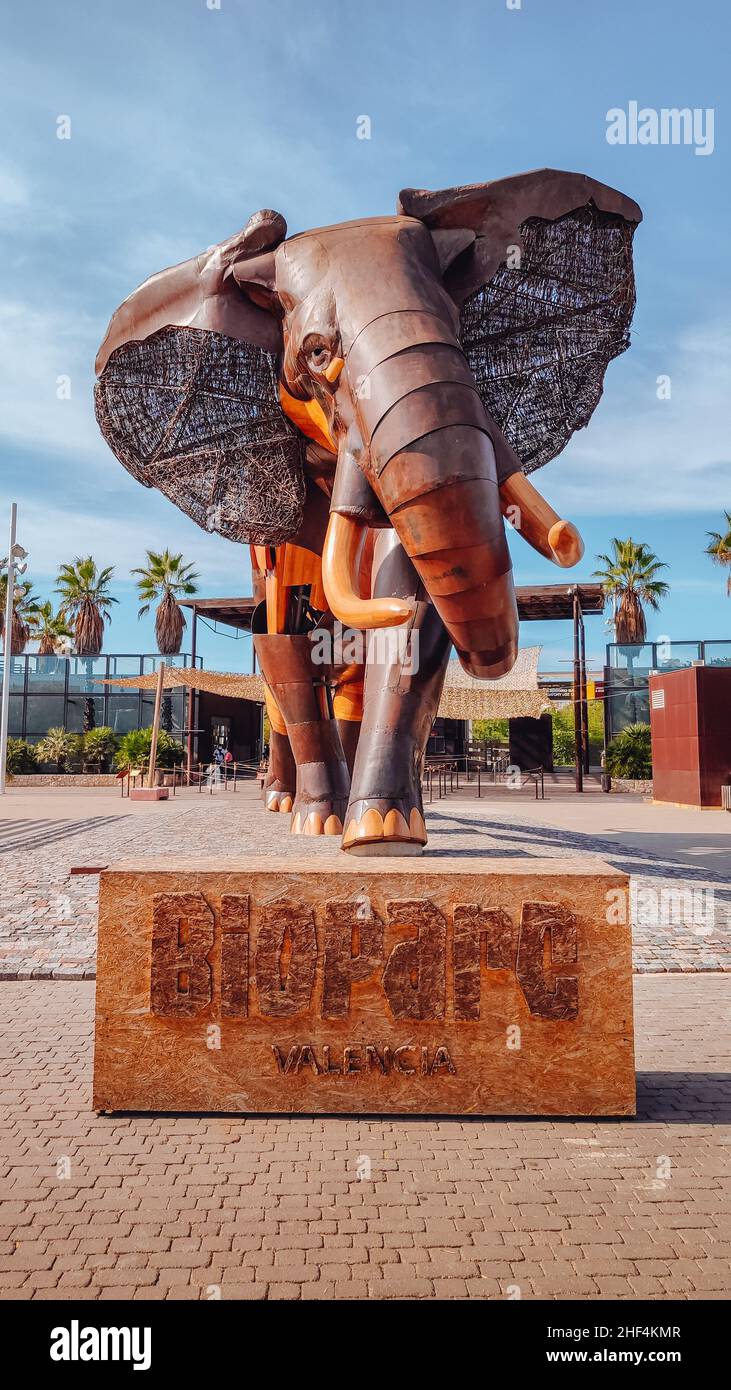Animal statue at zoo hi-res stock photography and images - Alamy