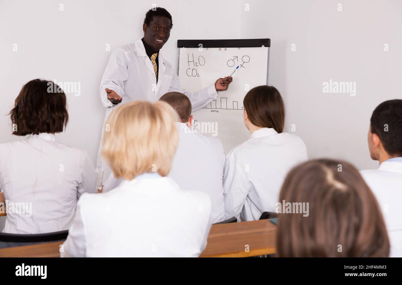 doctor lecturing to colleagues at medical conference Stock Photo - Alamy
