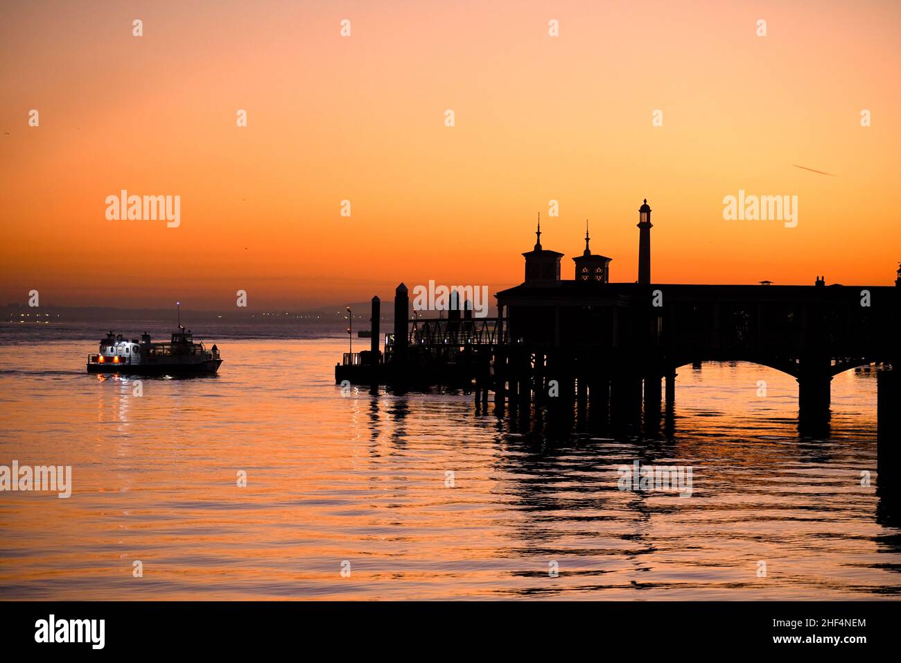 14/01/2022 Gravesend UK Dawn on the River Thames. Jacob Marley the ...