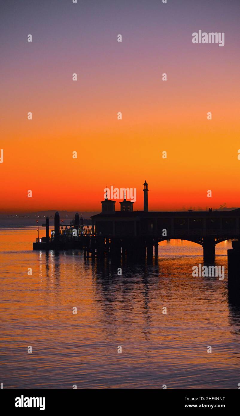14/01/2022 Gravesend UK Dawn on the River Thames. Jacob Marley the ...