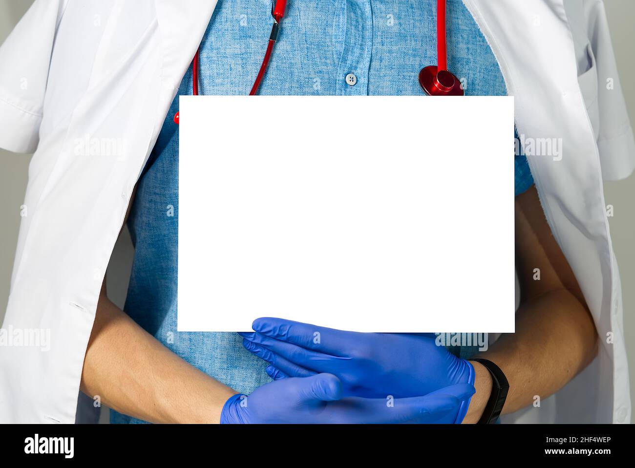 Doctor holding white mockup poster. medecine mockup Stock Photo - Alamy
