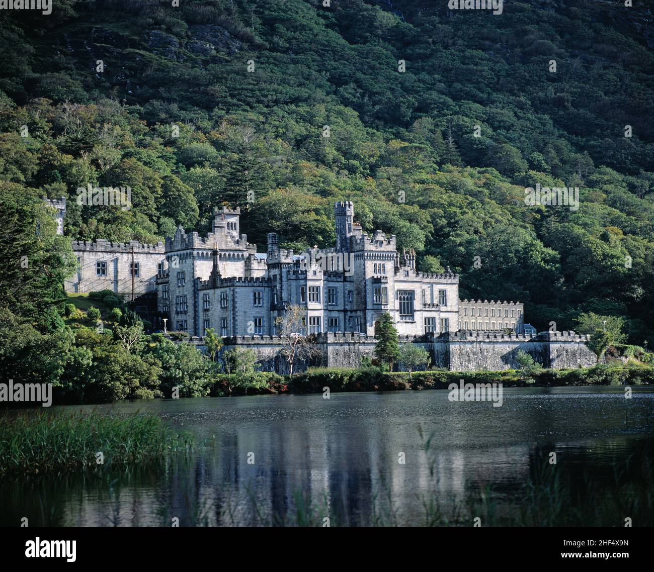 Kylemore abbey and kylemore lake hi-res stock photography and images ...