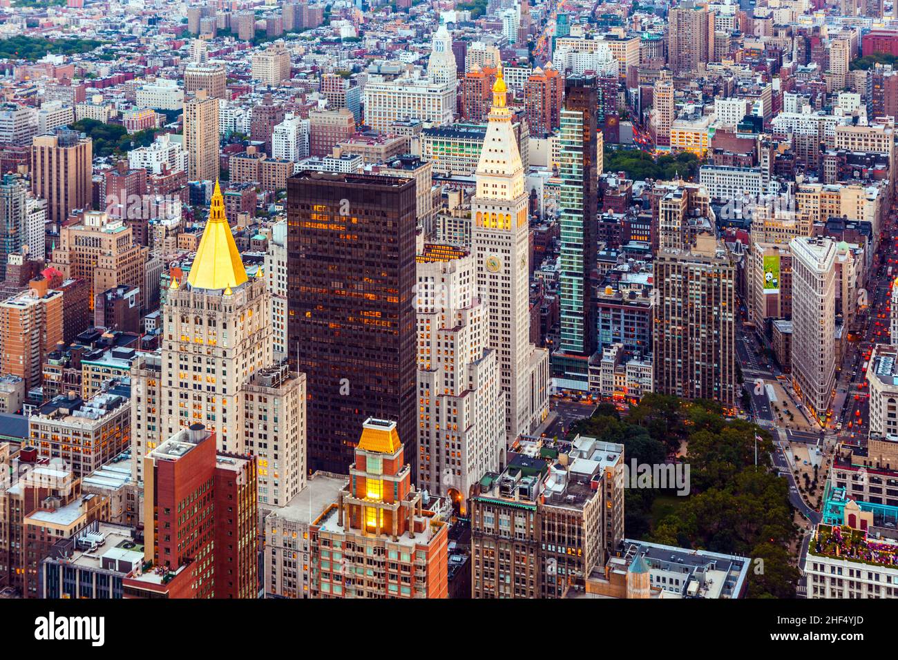 Windows skyscraper in evening sun hi-res stock photography and images ...
