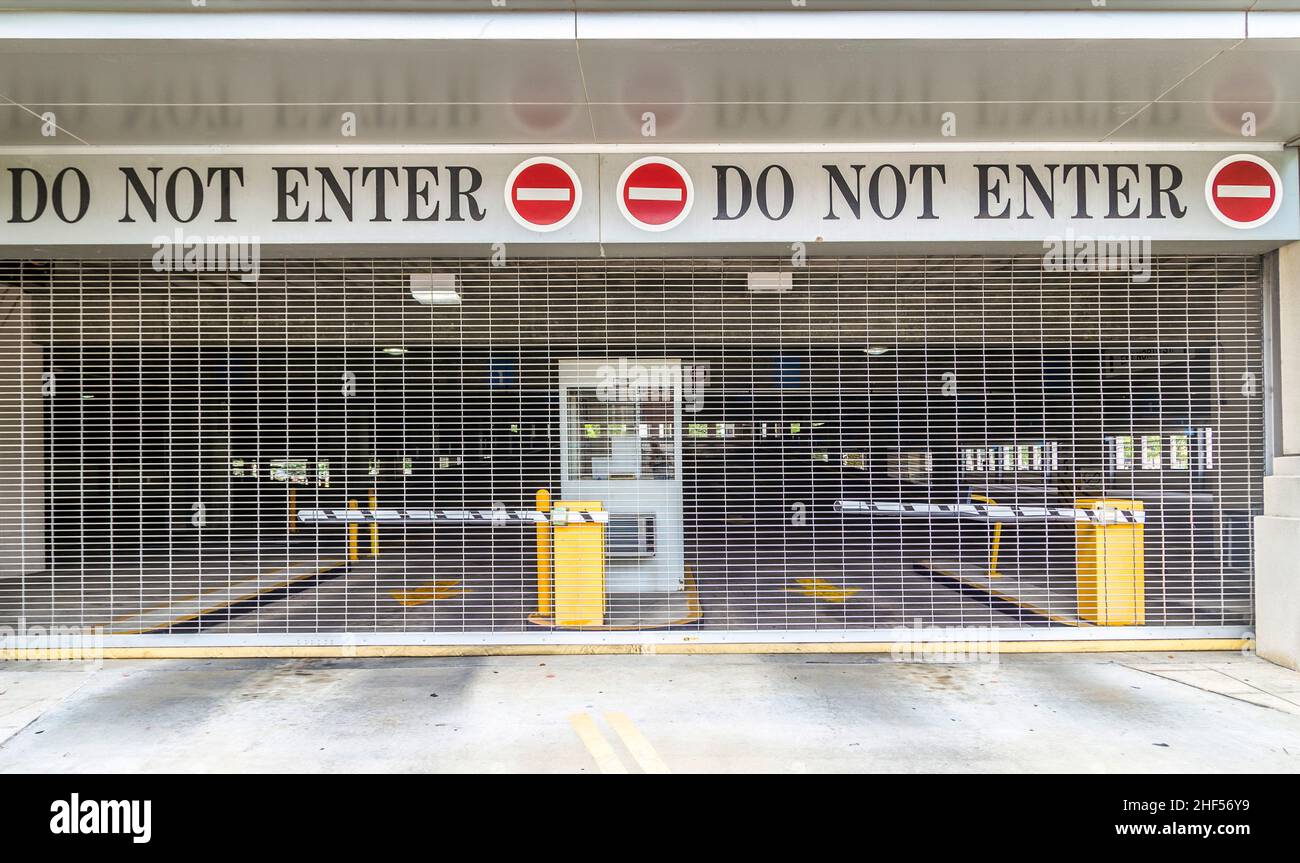 Car enter parking garage hi-res stock photography and images - Alamy