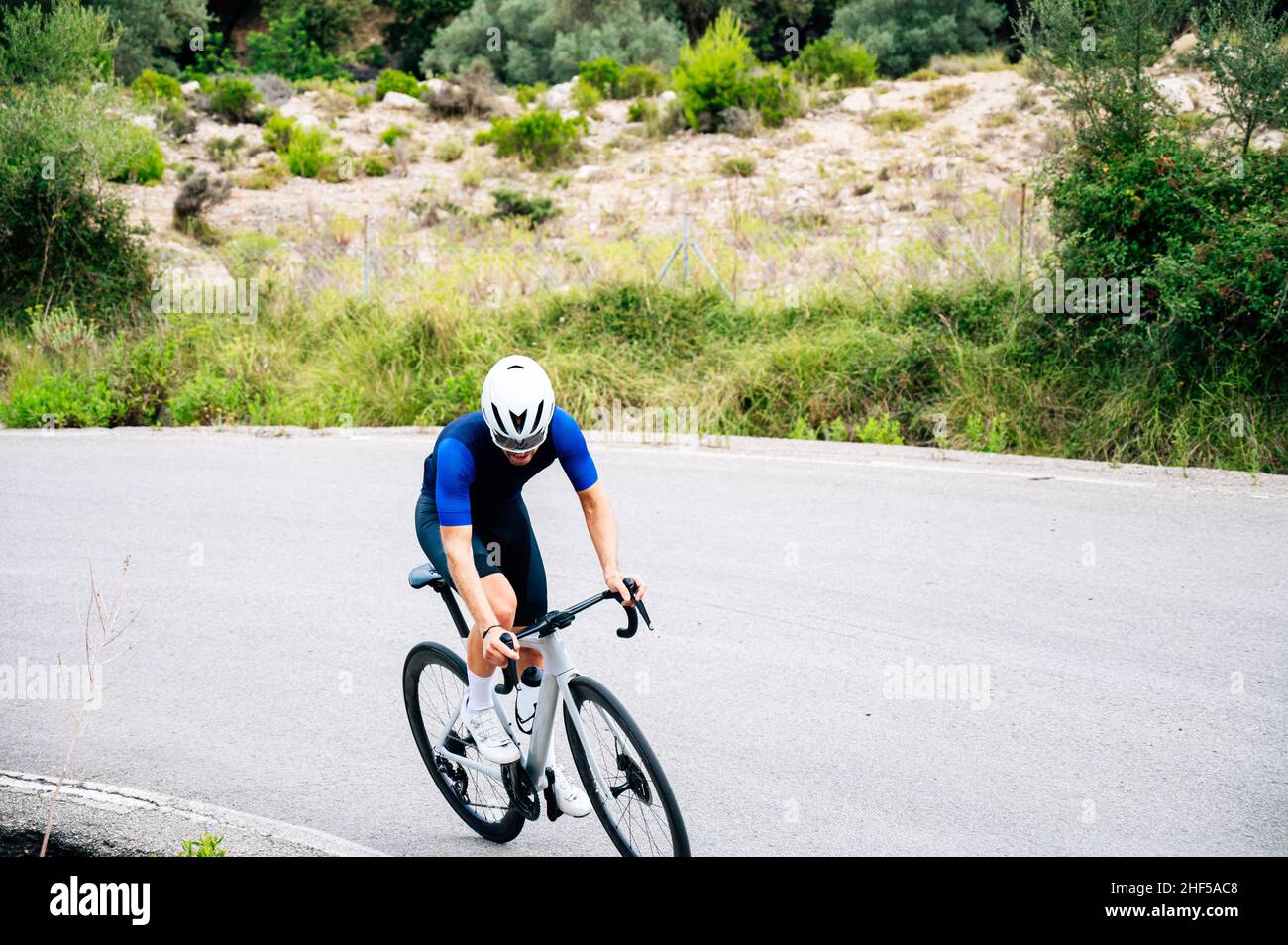 Team mountain climbing hi-res stock photography and images - Alamy