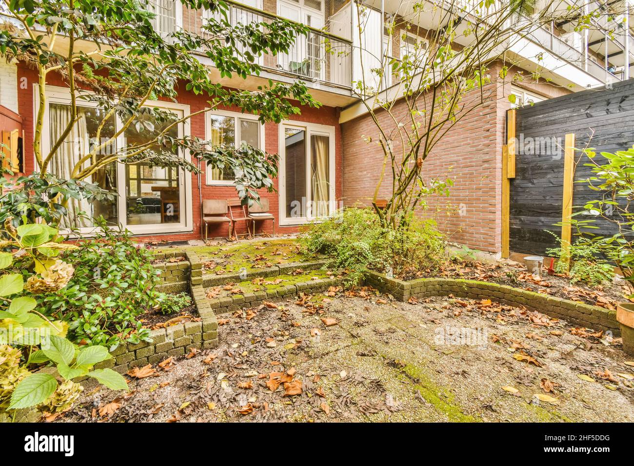 Outside garden courtyard hi-res stock photography and images - Alamy