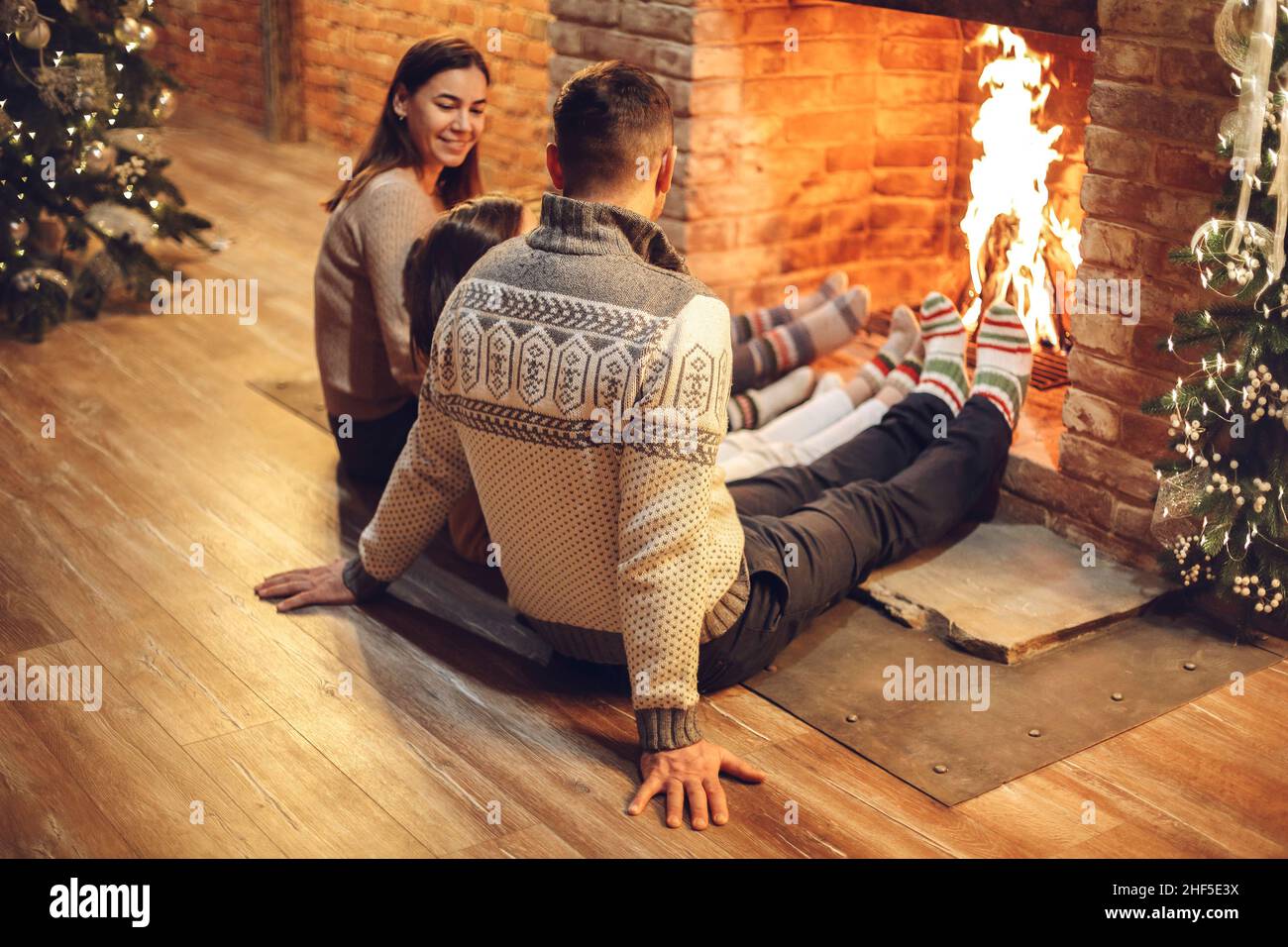 Gathering around fireplace hi-res stock photography and images - Alamy