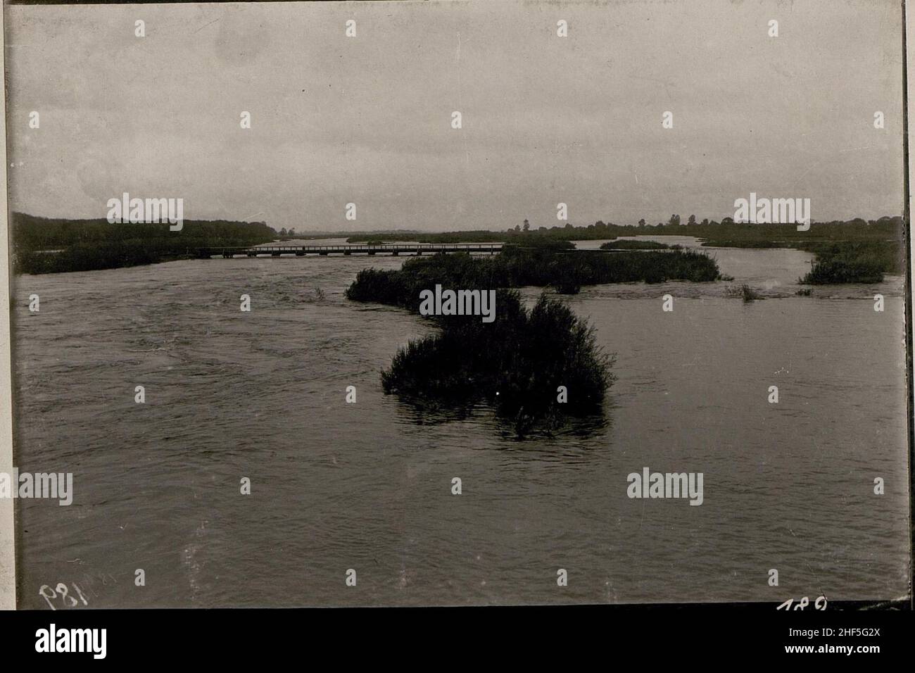 Schwere Etappen-Brücke bei Stryj .Hochwasser 21.VII.1915 Stock Photo ...