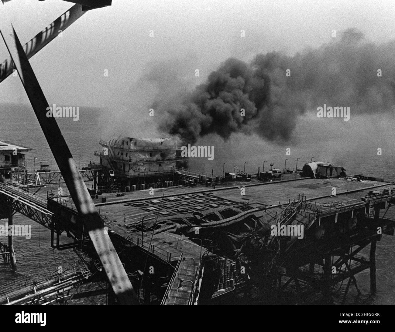 Sassan Oil Platform Burns 1988 Stock Photo - Alamy
