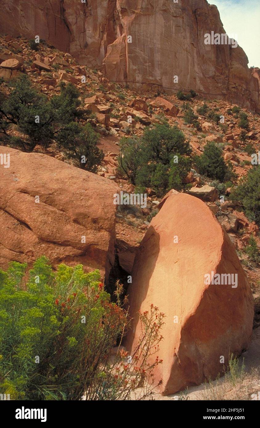 Scenic Byway 12 - Split Boulder on the Burr Trail Stock Photo - Alamy
