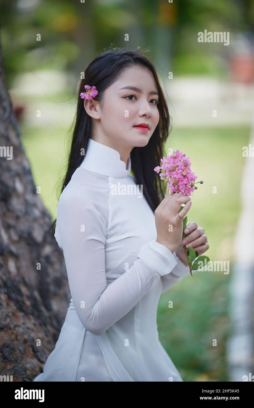 Ho Chi Minh City Vietnam Portrait Women In White Ao Dai Vietnam The