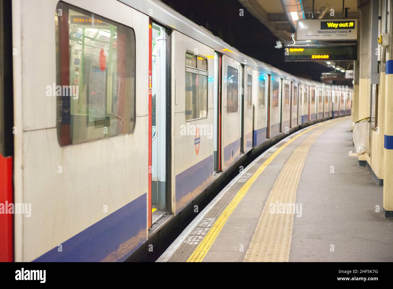 London, UK. Arriving & leaving Underground Trains at Underground Train ...