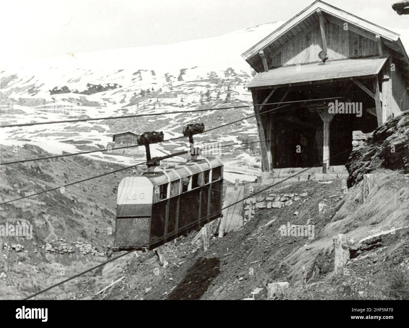 Seilbahn beim Magnesitbergwerk Tux vor 1951 Stock Photo - Alamy