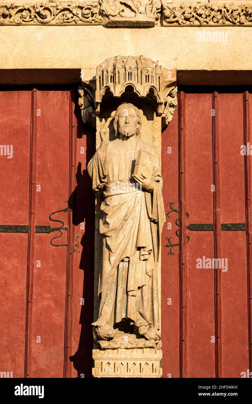 Statue outside amiens cathedral hi-res stock photography and images - Alamy