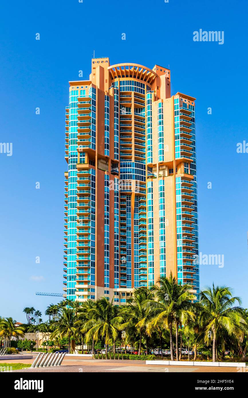Big building palm trees hi-res stock photography and images - Alamy
