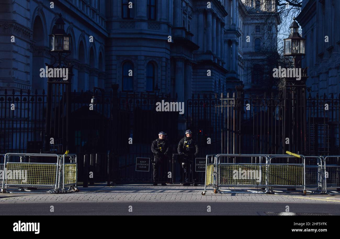 Police guarding the gates at 10 downing street hi-res stock photography ...