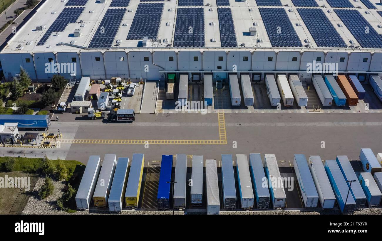 Amazon fulfillment center truck hi-res stock photography and images - Alamy